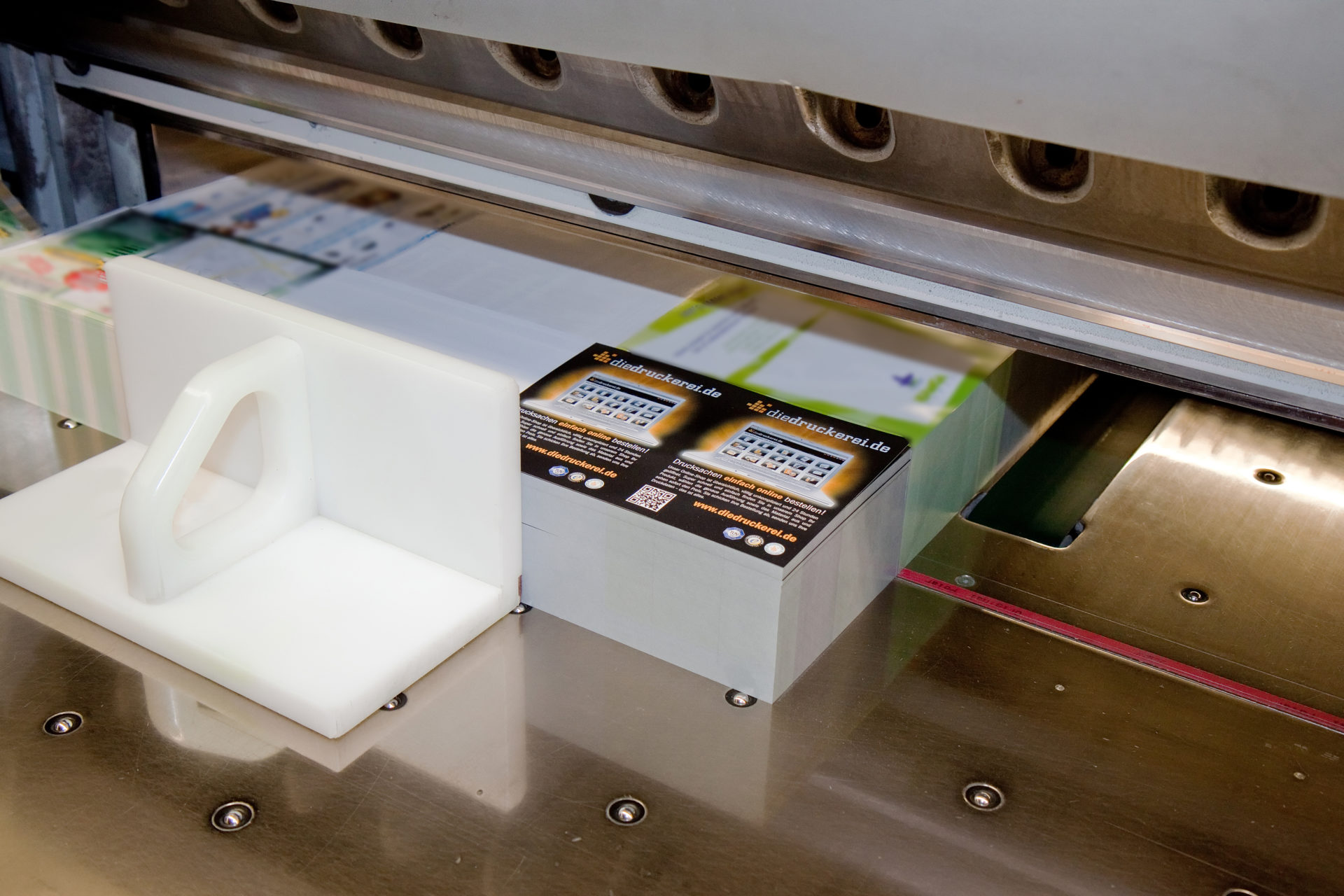 Printing, folding, stitching: offset printing in the Onlineprinters ...