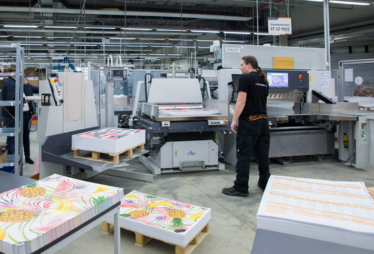 Printing, folding, stitching: offset printing in the Onlineprinters ...